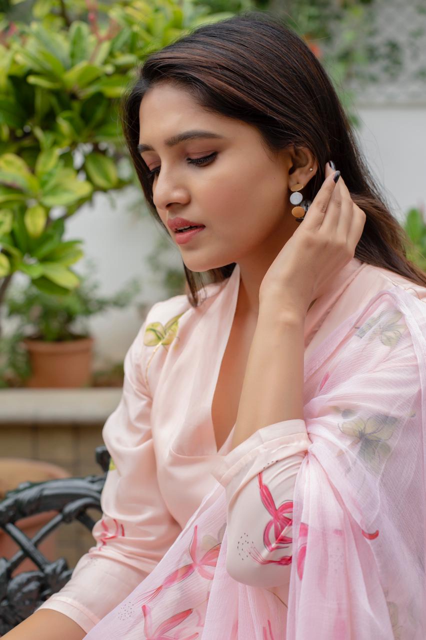 Actress Vani Bhojan Latest Photo Stills – Chennaionline